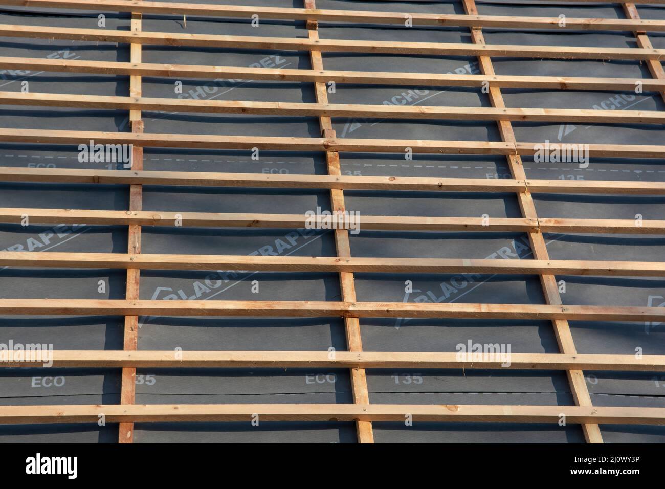 Nouvelle construction de toit sur une maison résidentielle. Lattes de ...