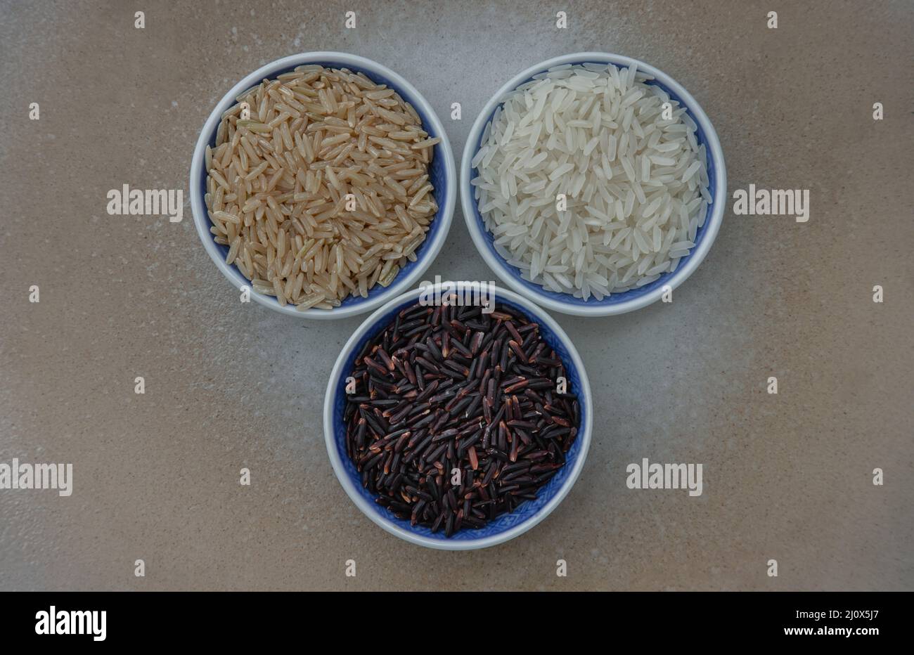 Différents types de riz : riz brun, riz au jasmin, tasse en céramique ...