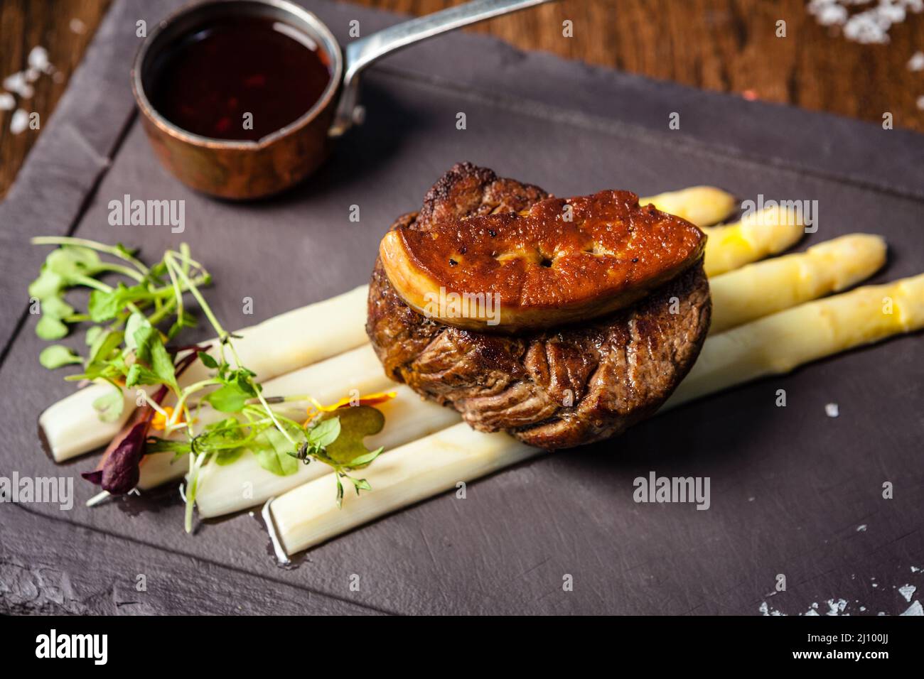Tournedos Rossini. Foie gras de canard, filet de bœuf Black Angus ...
