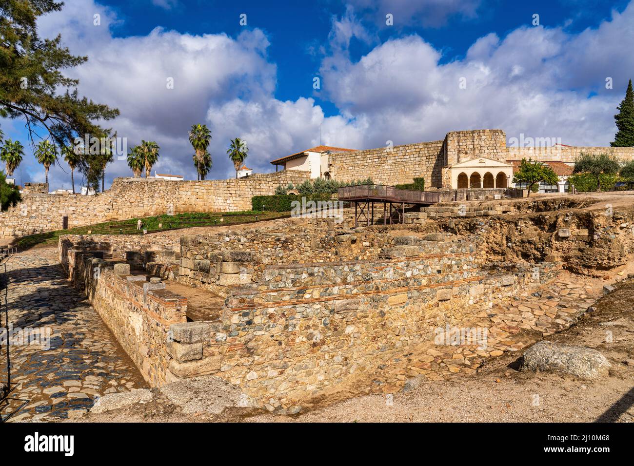 La forteresse Alcazaba arabe près de la rivière Guadiana à Mérida ...