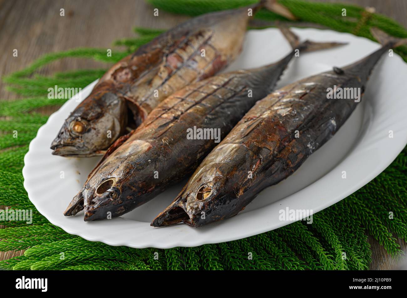 La photo montre une assiette avec plusieurs thons fumés. Le poisson ...
