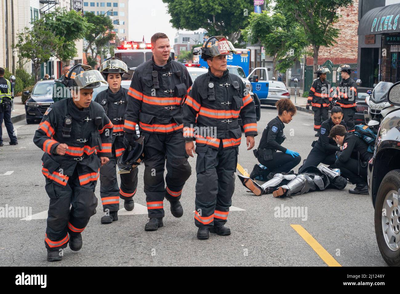 9-1-1: LONE STAR, (alias 911: LONE STAR), de gauche à droite: Julian ...