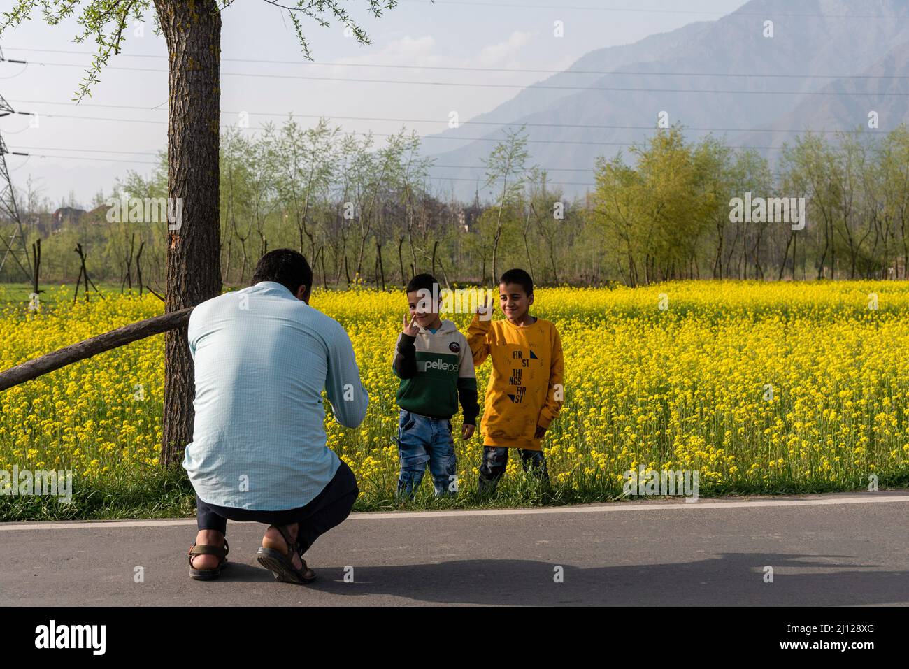 Enfants Dans Un Champ De Moutarde Banque De Photographies Et Dimages à