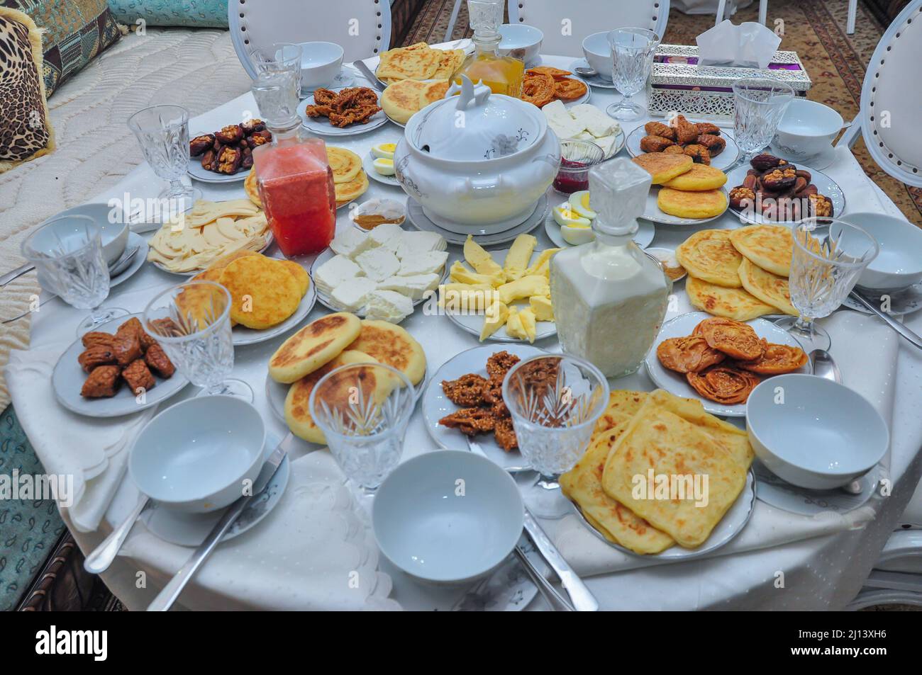 Ramadan au Maroc. Nourriture d'iftar dans le Ramadan. Soupe de harira ...