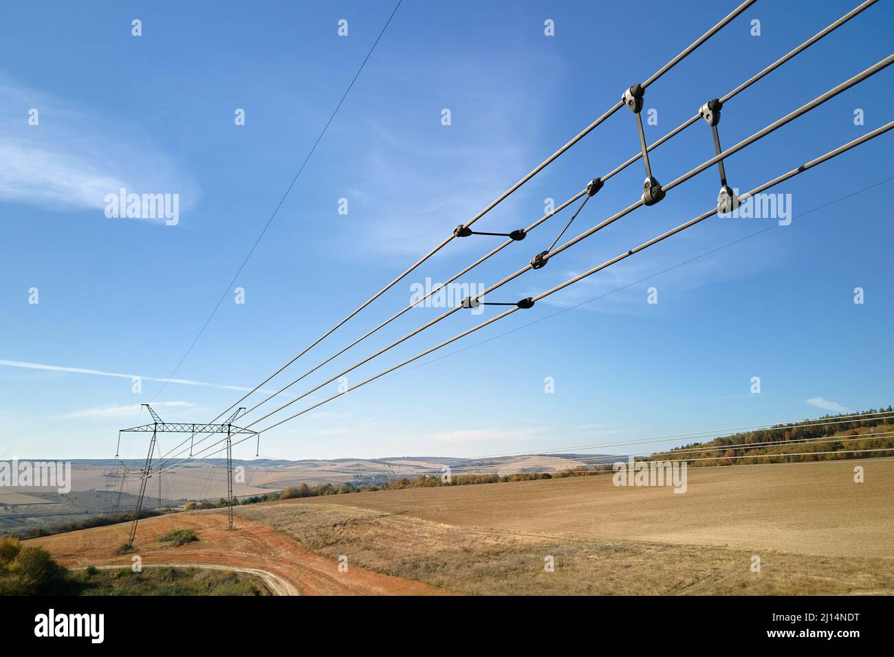 Ligne électrique haute tension avec séparateur d'isolation des fils ...