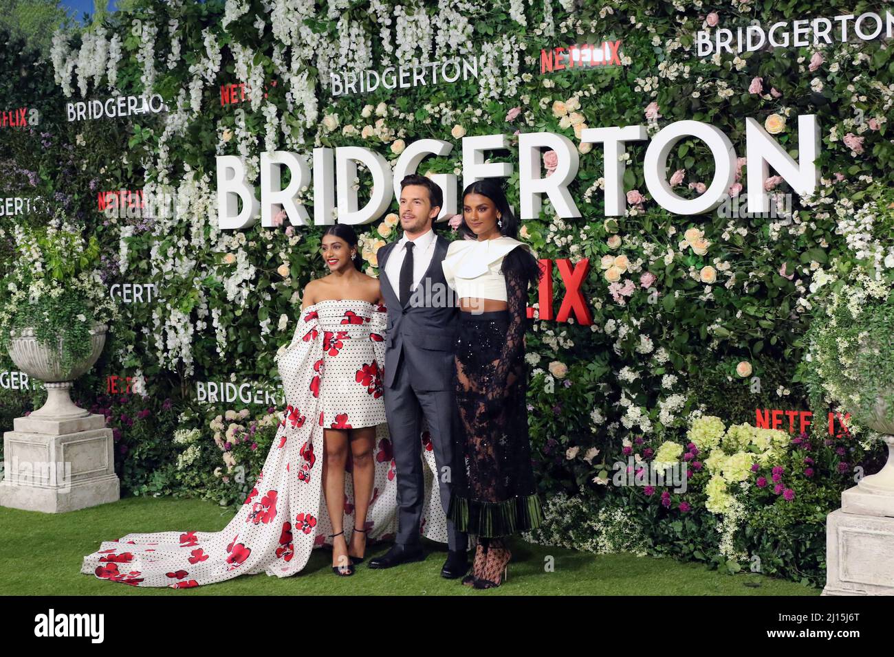 Jonathan bailey et simone ashley Banque de photographies et d’images à ...