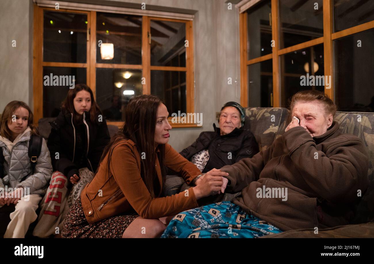 Ludmila Starkova, 90 ans (à droite), qui a fui Kharkiv en Ukraine avec ...
