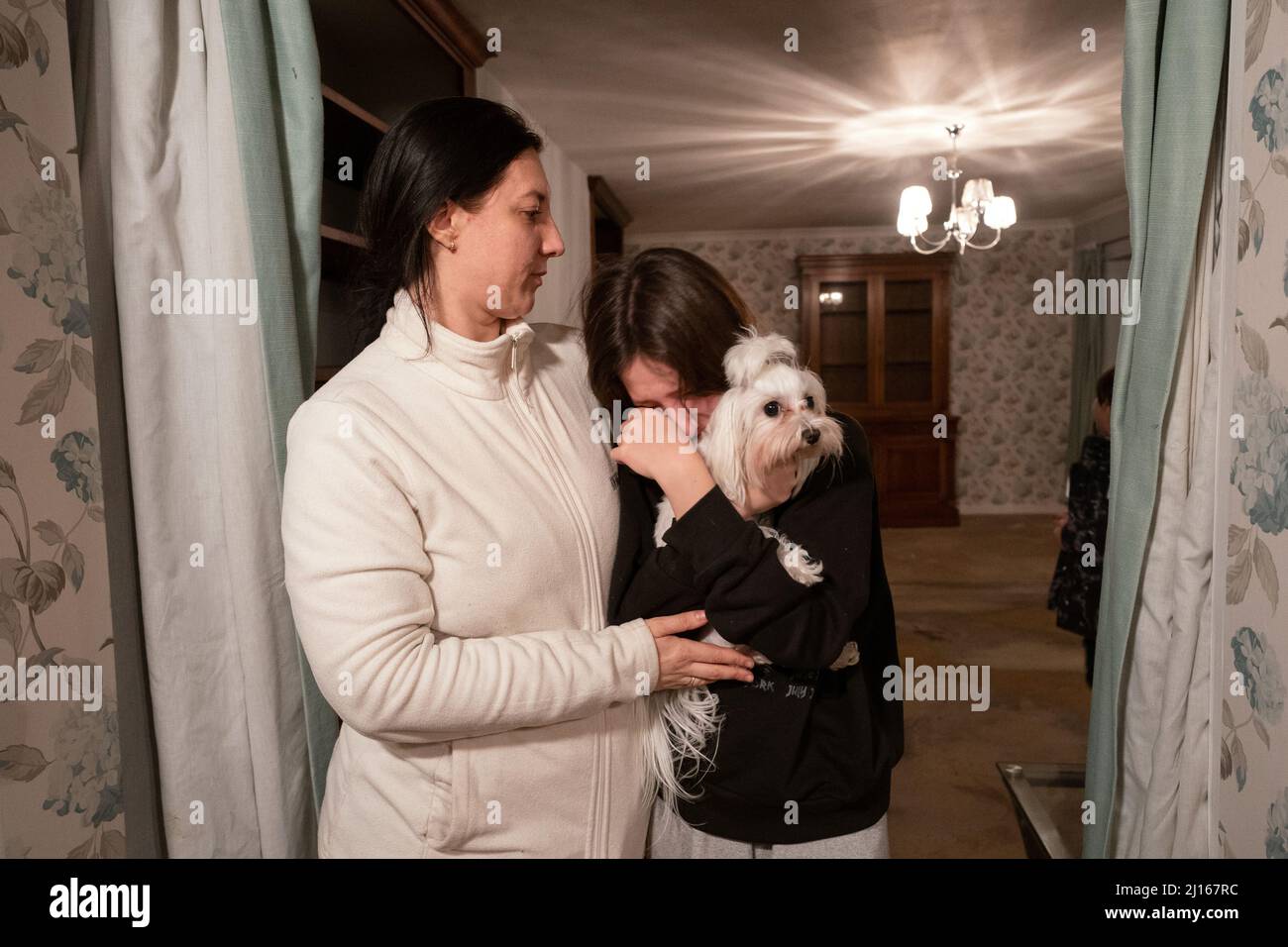 Valeriia Starkova et sa fille Kamila avec leur chien Florie, dans leur ...