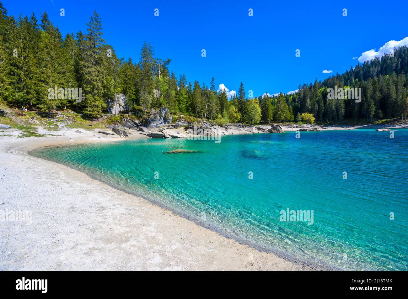 Plage paradisiaque dans la baie du lac de Cauma (Caumasee) avec de l ...