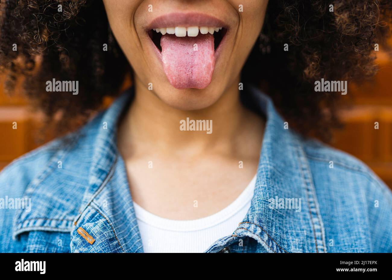 Woman Sticking Out Tongue Banque De Photographies Et Dimages à Haute