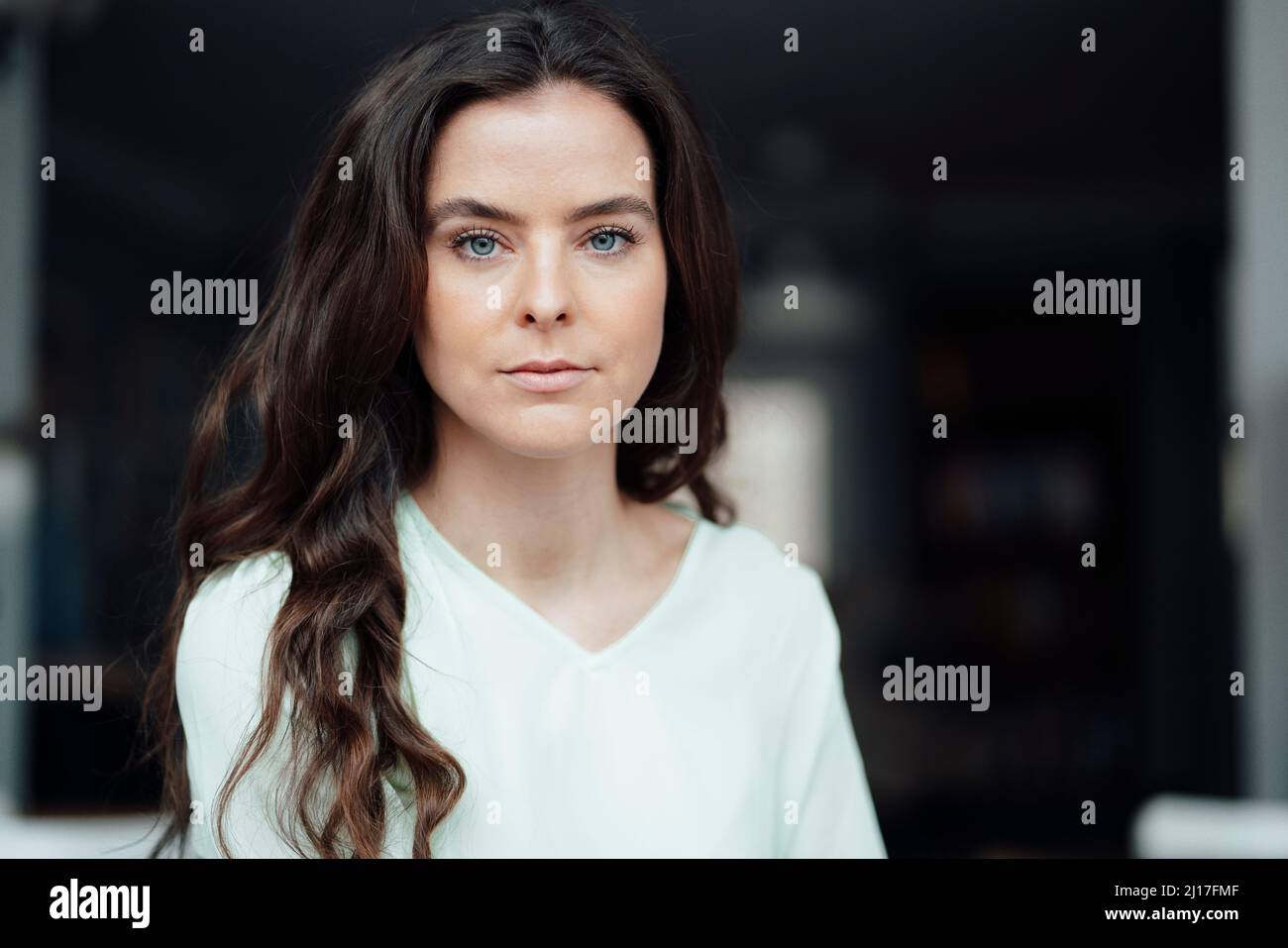 Femme aux yeux bleus brune Banque de photographies et d’images à haute résolution - Page 2 - Alamy