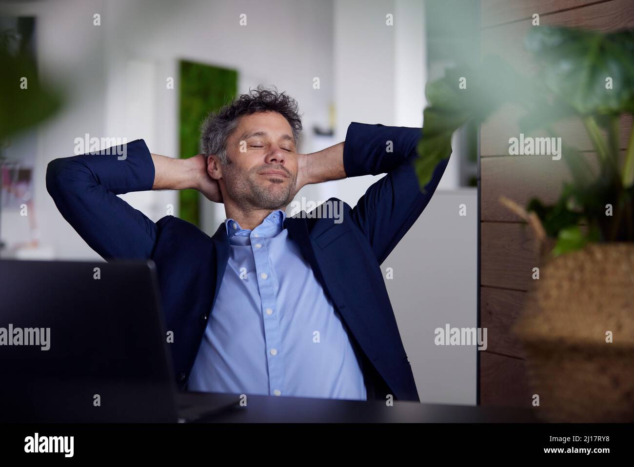 Homme de face assis derriere bureau Banque de photographies et d’images à haute résolution - Alamy