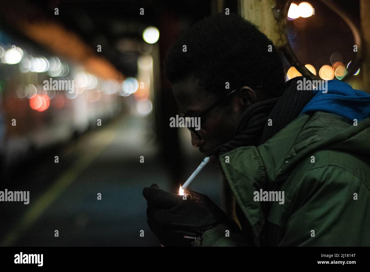 Un jeune homme dans les rues de la ville à côté d'un chantier ...
