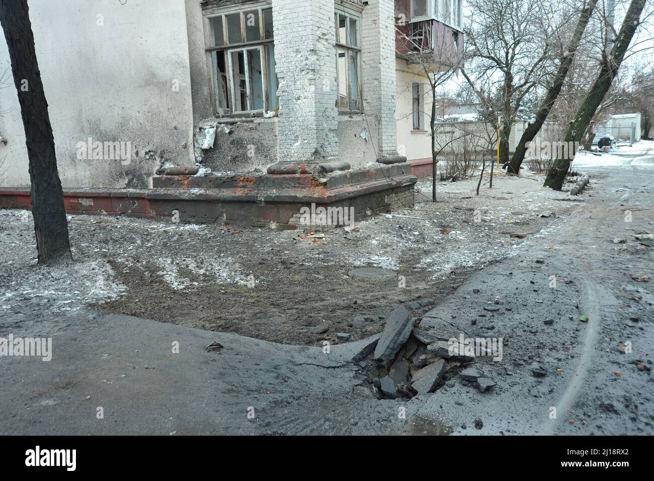 SIEVIERODONETSK, UKRAINE - 4 MARS 2022 - le cratère laissé par un ...