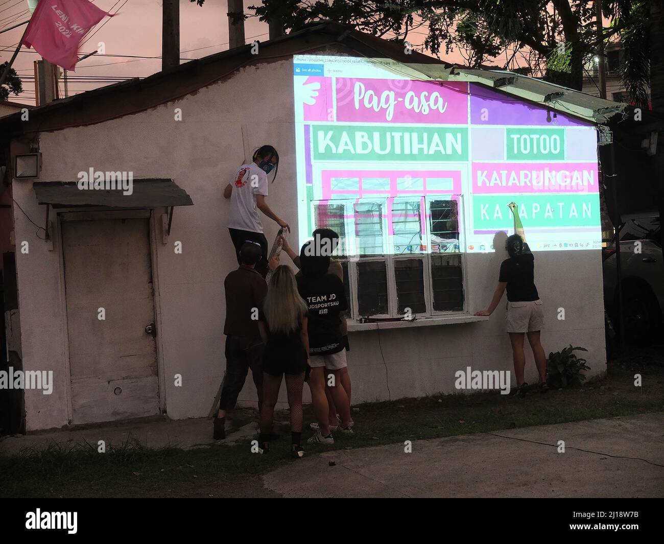 Les étudiants en beaux-arts travaillent sur leur conception murale sur ...