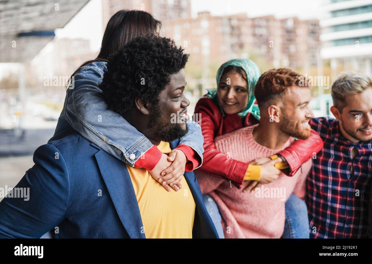 Jeunes gens divers qui s'amusent en plein air riant ensemble - concept ...