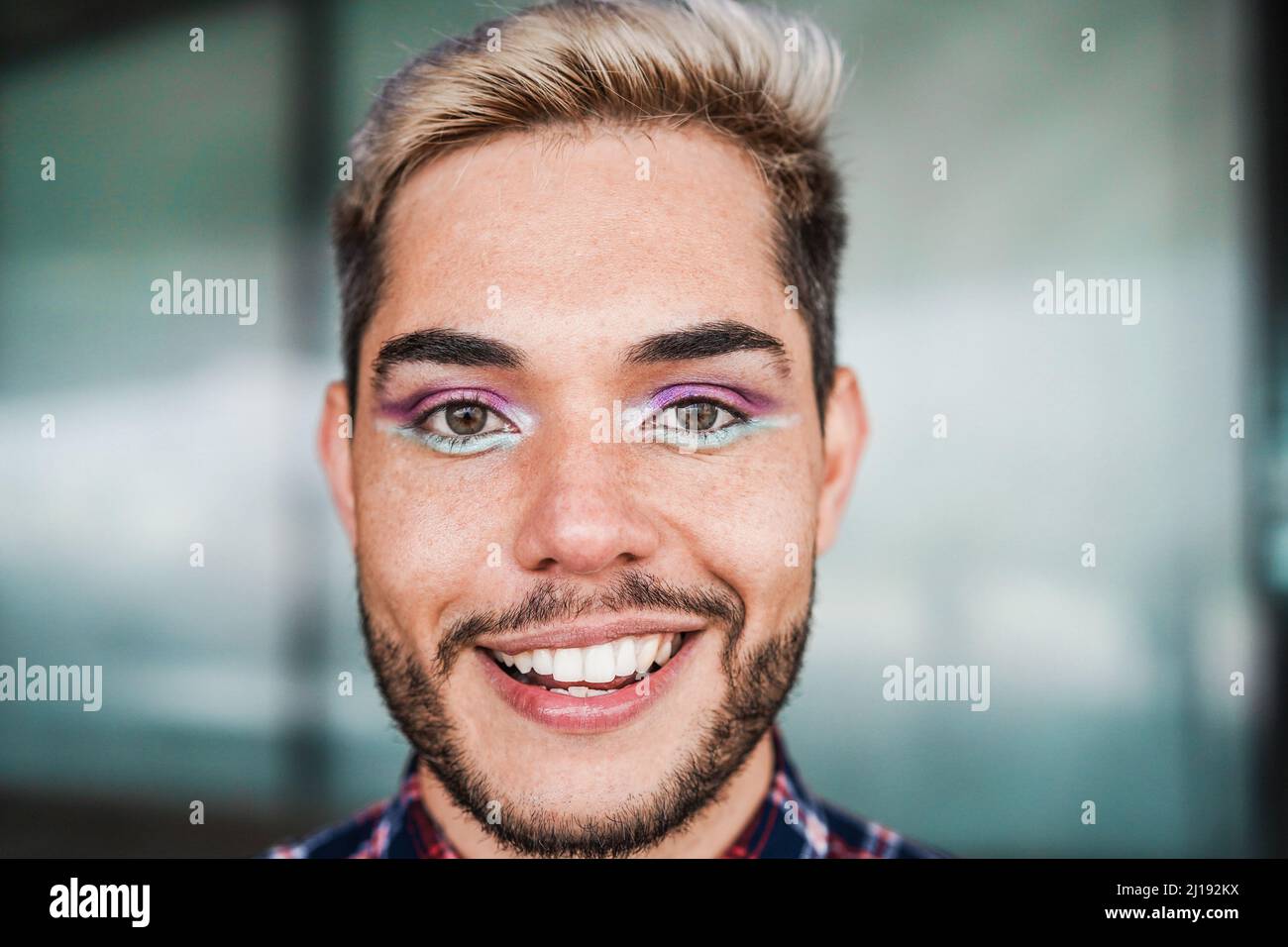 Jeune homme gay trans Banque de photographies et d’images à haute ...
