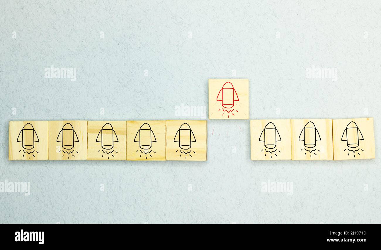 La fusée rouge prend son envol de la structure ordonnée des autres ...
