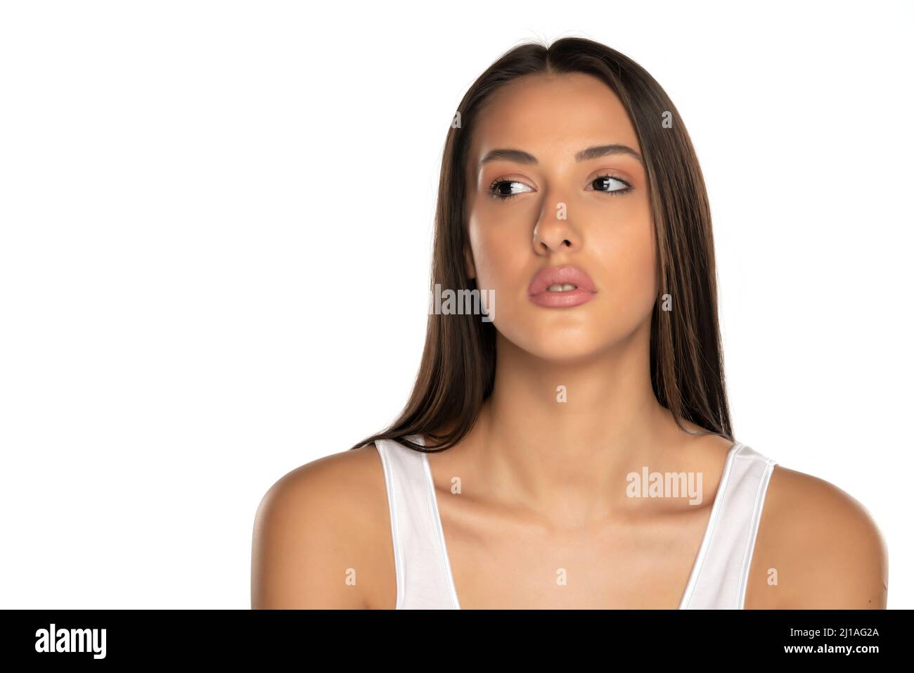 Jeune femme aux longs cheveux noirs Banque de photographies et d’images ...