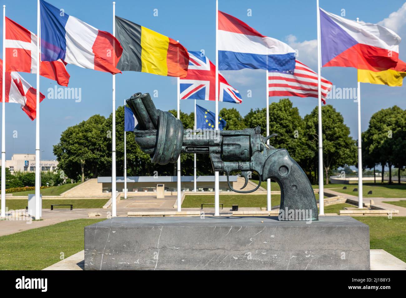 REVOLVER À CANON NOUÉ, SCULPTURE EN BRONZE 'NON-VIOLENCE' DE CARL ...