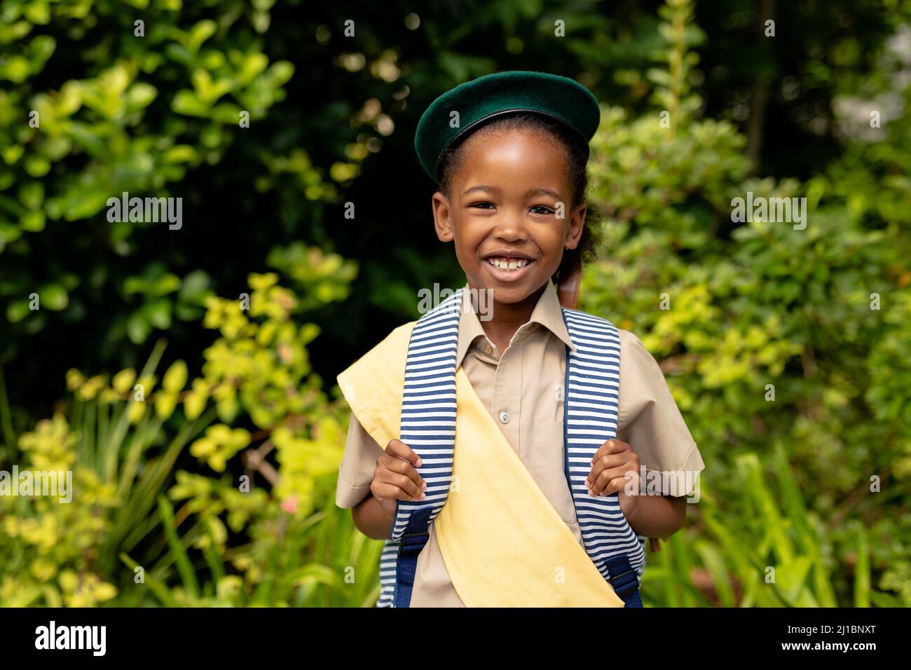 Portrait d'une jeune fille scout afro-américaine souriante en uniforme ...