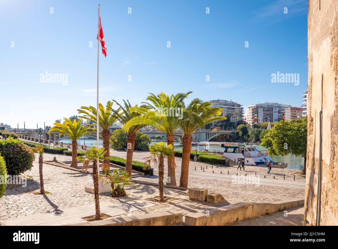Une journée ensoleillée le long du fleuve Guadalquivir à Séville, en ...
