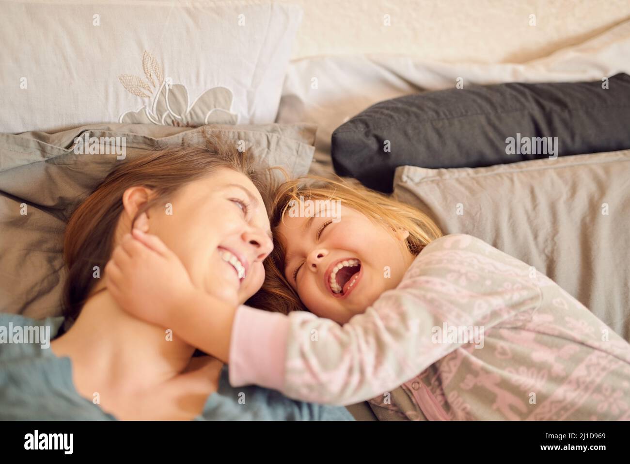 Voici le monstre du chatouillement. Photo d'une mère et de sa petite ...