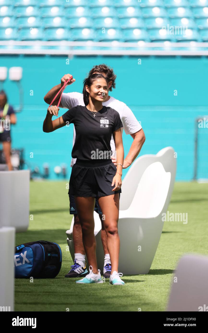 MIAMI GARDENS, FLORIDE - MARS 24: Emma Raducanu le jour 4 de l ...