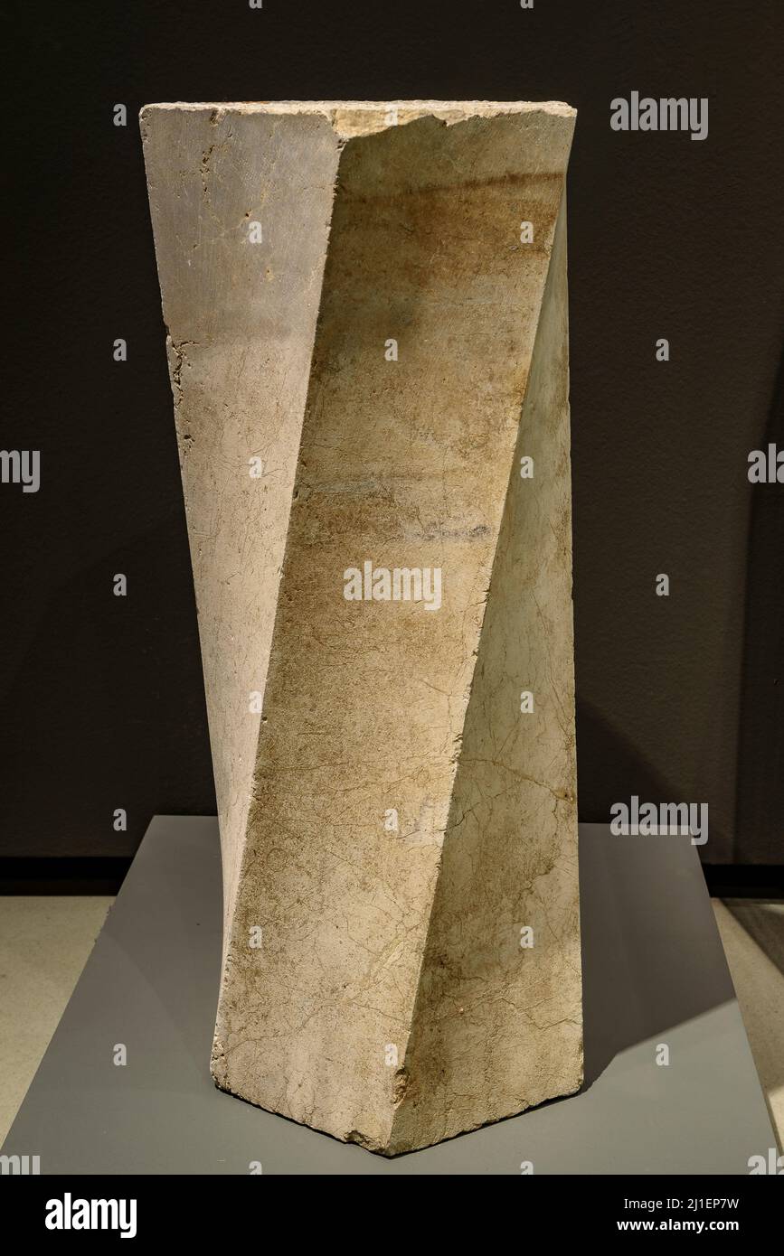 La colonne originale de Gaudí à l'exposition de Gaudí au musée MNAC en ...