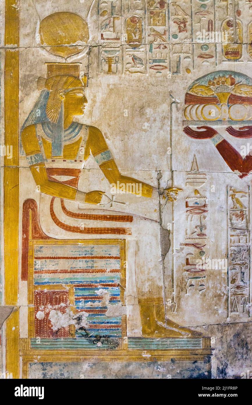 La déesse Isis, assise sur un trône et tenant un sceptre et un ankh ...