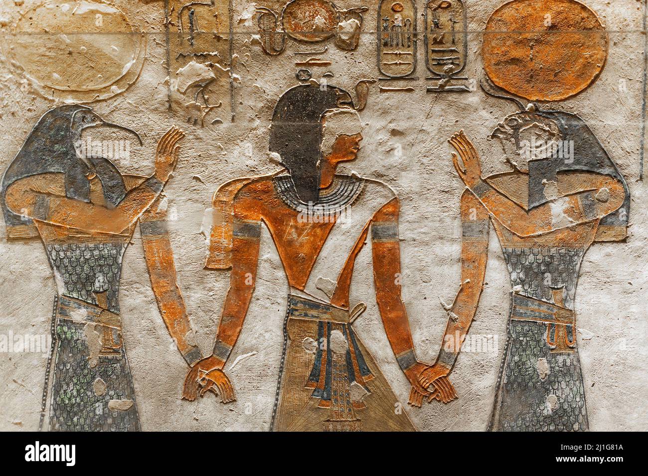 Peinture murale du pharaon Ramesses III, dirigée par les divinités ...