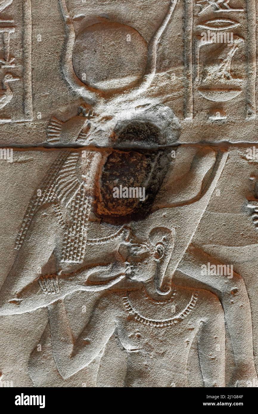 La déesse Hathor ou Isis allaitant un pharaon ptoléméen, dépeint et ...