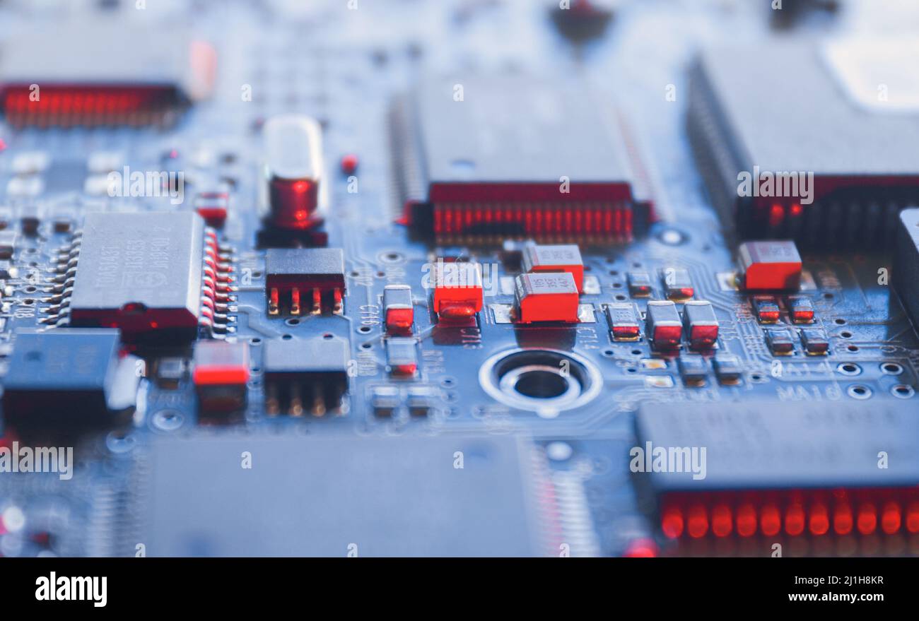 Puces et processeurs d'ordinateur sur la carte électronique. Technologie du matériel ...