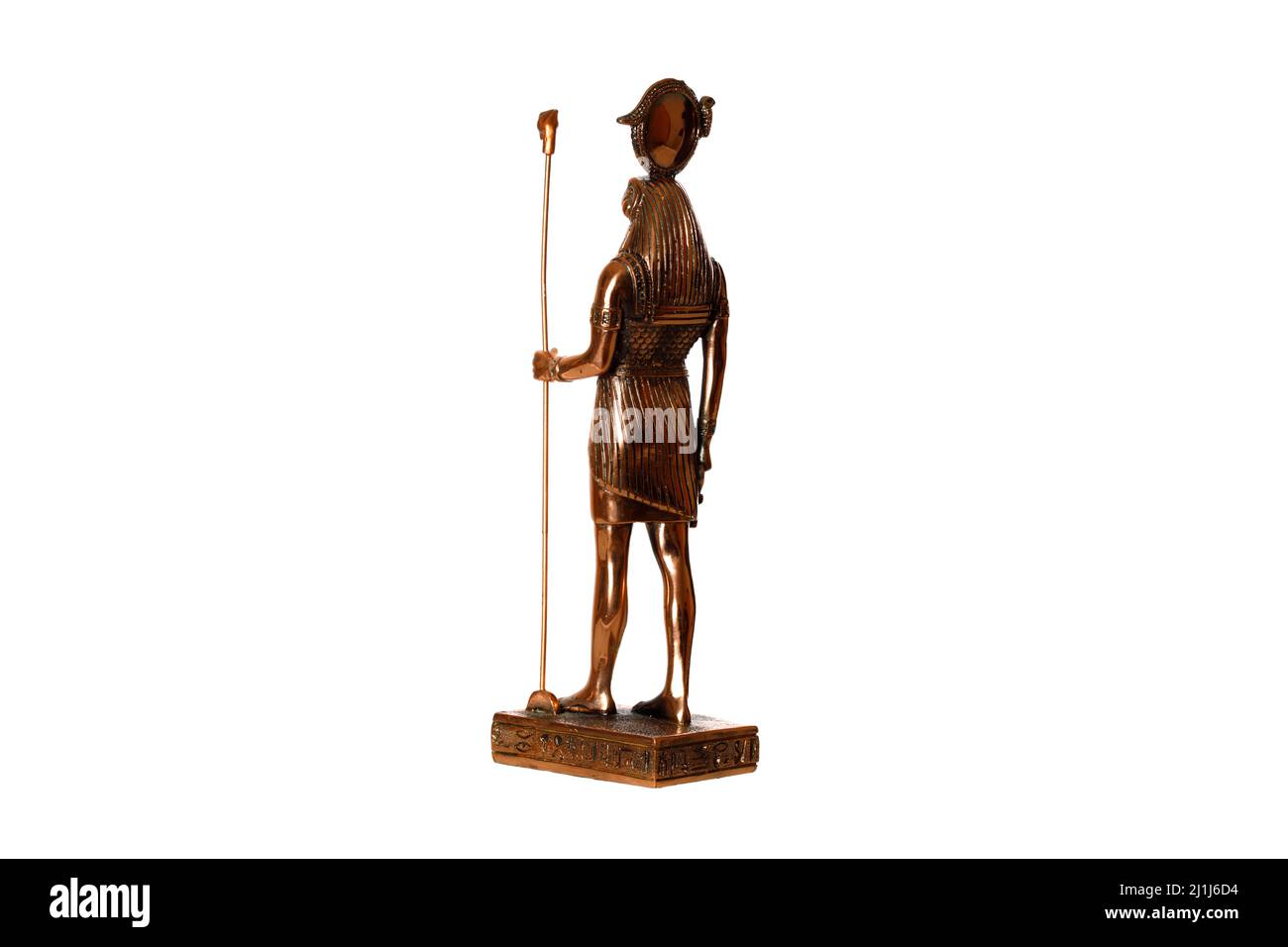 figurine d'or du dieu Ra avec la tête d'un faucon isolé sur fond blanc ...