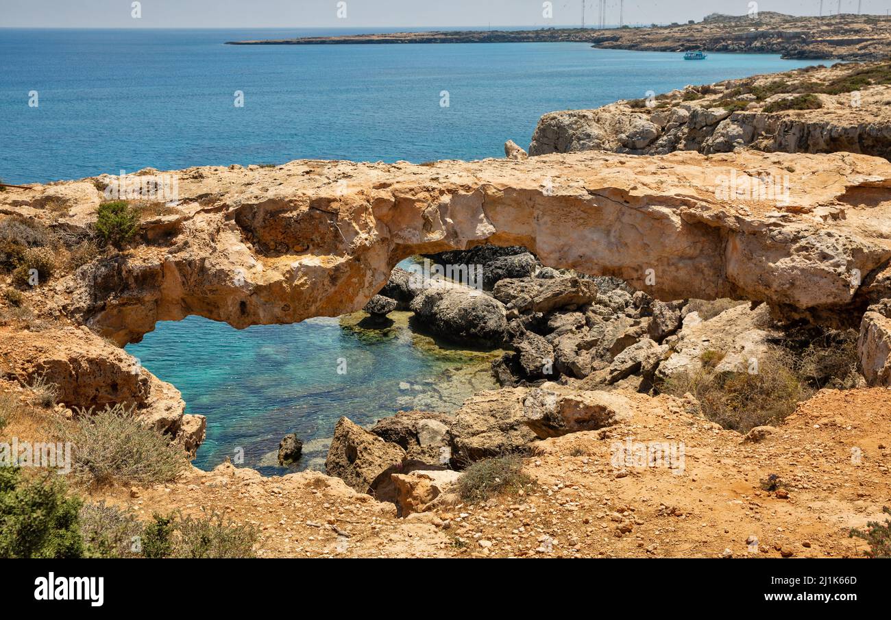 Paysage de mer avec le pont des amoureux ou l'arche de Corbeau sur le ...