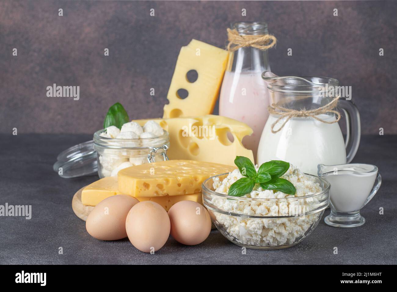 Produits laitiers, lait, yaourt, crème sure, plusieurs types de fromage ...
