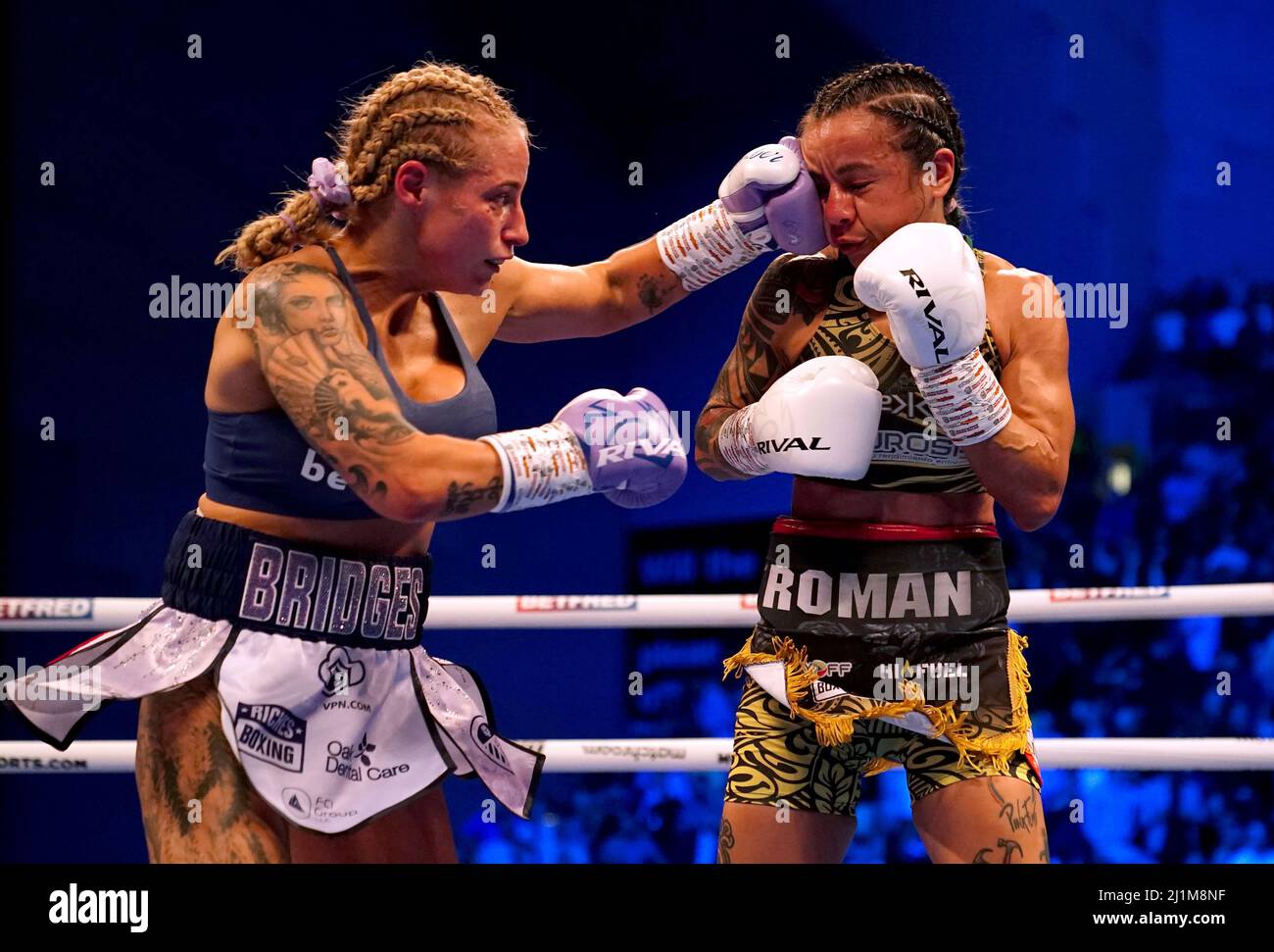 Ebanie Bridges (à gauche) en action contre Maria Cecilia Roman lors de ...