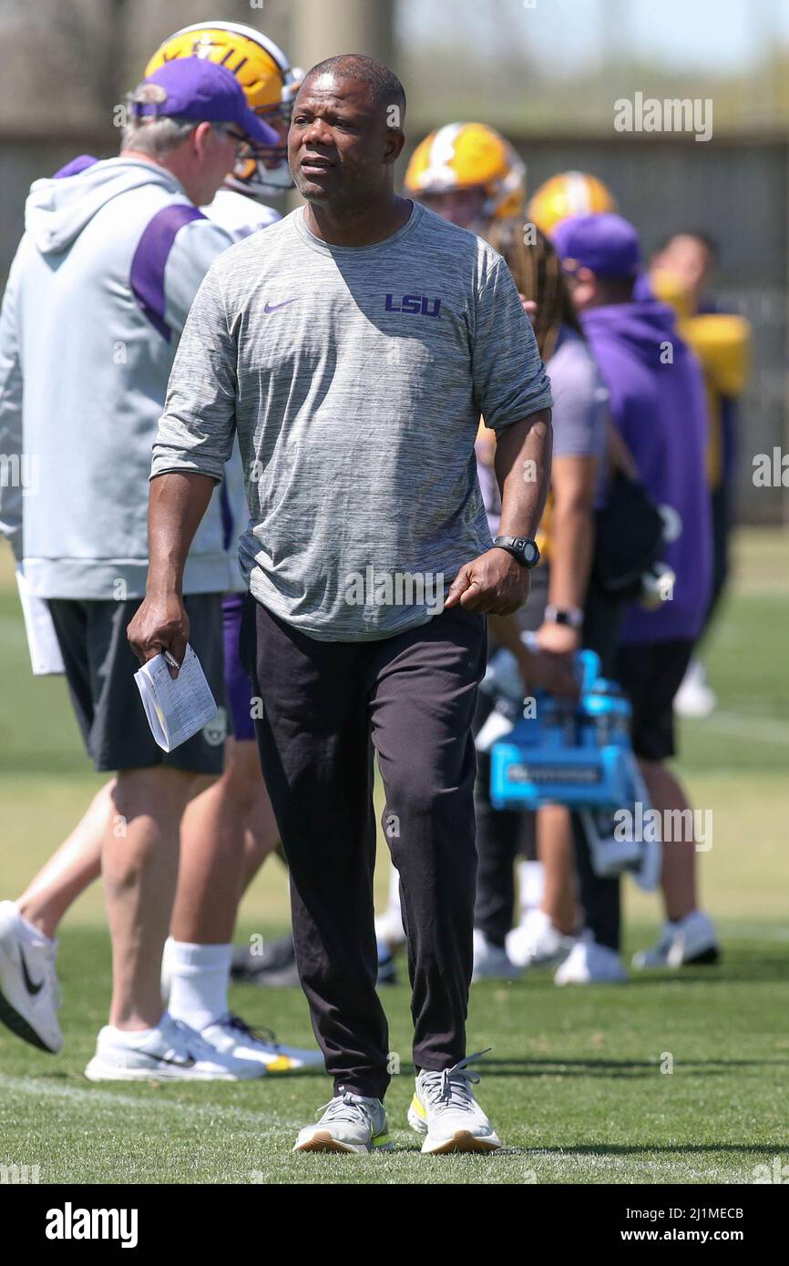 26 mars 2022: Le coach de course de retour de LSU Frank Wilson regarde ...