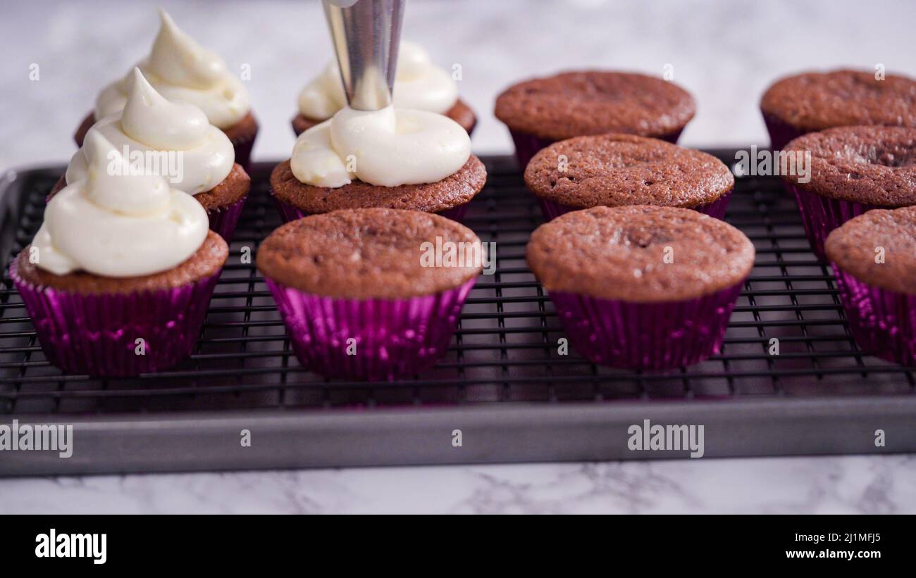 Étape par étape. Glacés de cupcakes en velours rouge avec glaçage au ...
