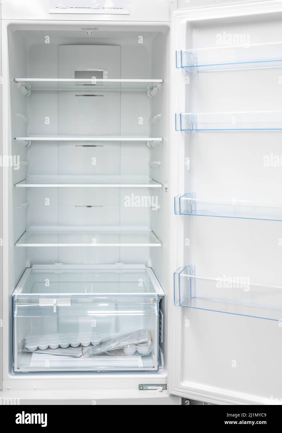 Nouveau réfrigérateur propre. Réfrigérateur vide ouvert. Réfrigérateur ...