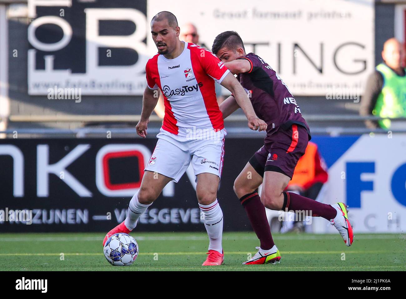EMMEN, PAYS-BAS - MARS 27: Keziah Veendorp du FC Emmen bataille pour le ...