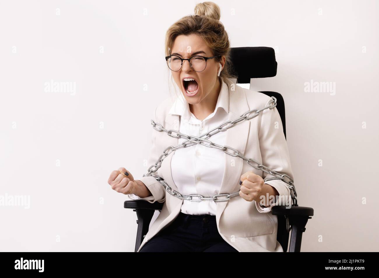 Femme attachée chaise Banque de photographies et d’images à haute résolution - Alamy