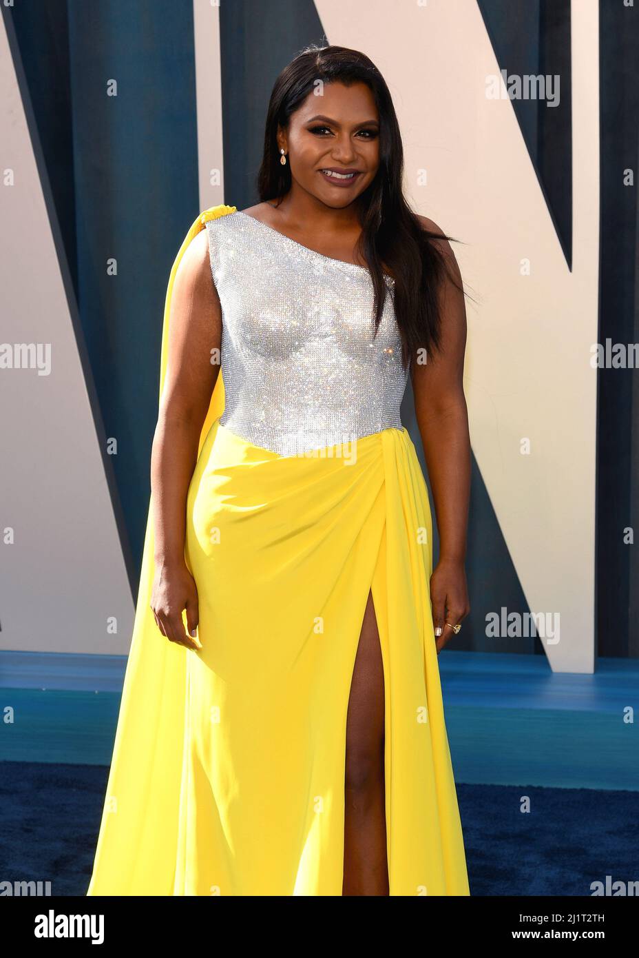 Mindy Kaling marchant sur le tapis rouge à la Vanity Fair Oscar Party ...