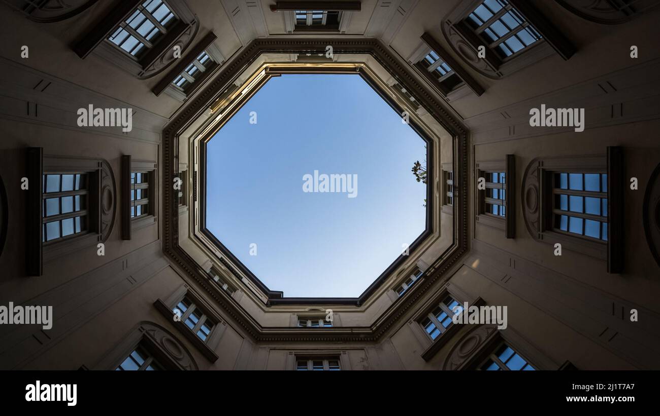 Cour octogonale interne de la Casa Rossi (Maison Rossi), un bâtiment de ...