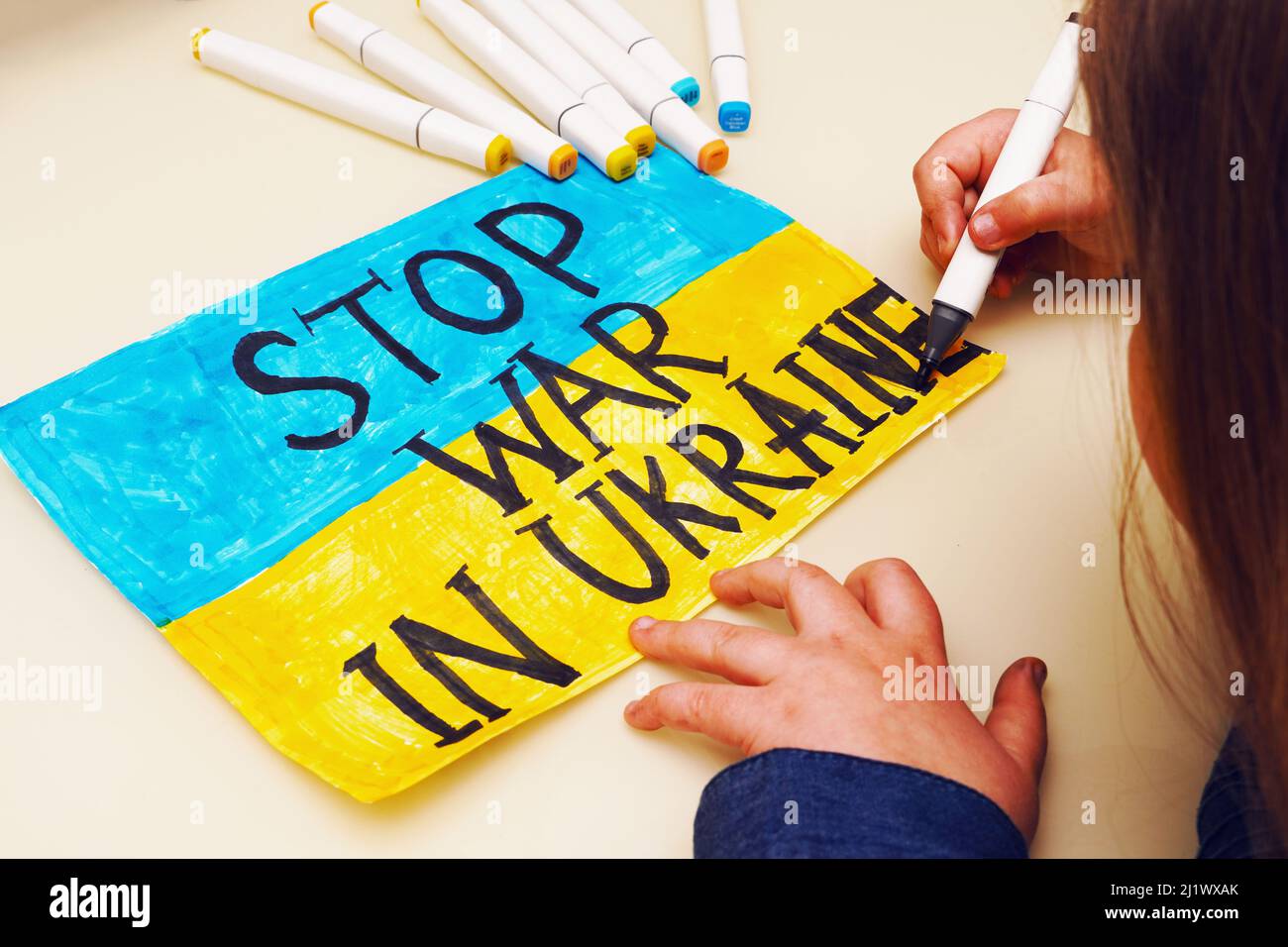 Petite fille ukrainienne dessine une image avec le drapeau de l'Ukraine ... Petite fille ukrainienne dessine une image avec le drapeau de l'Ukraine ...
