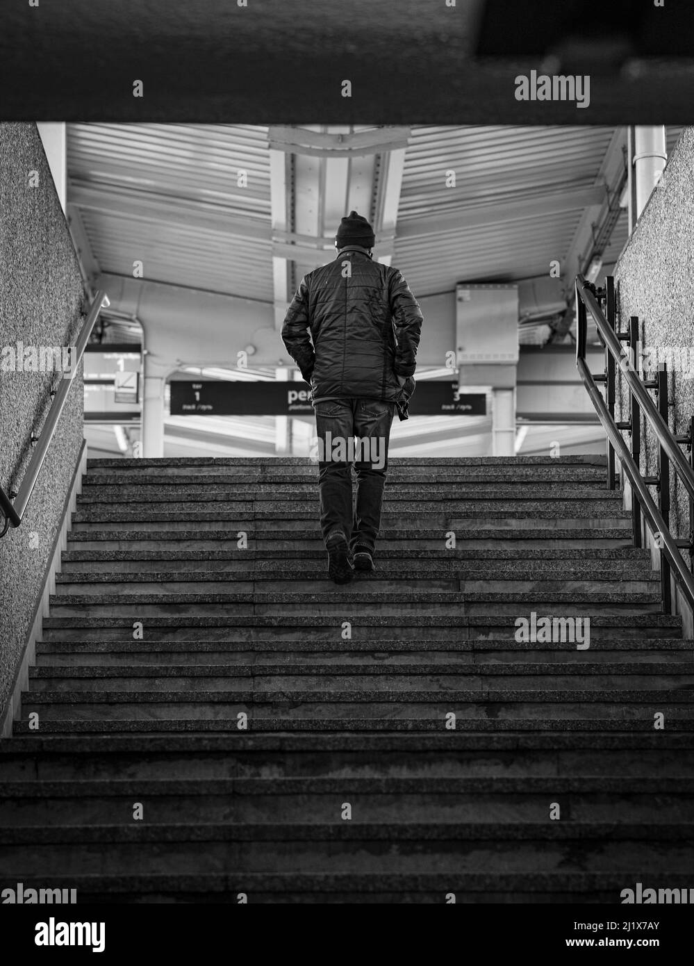 Homme qui monte les escaliers Banque d'images noir et blanc - Alamy