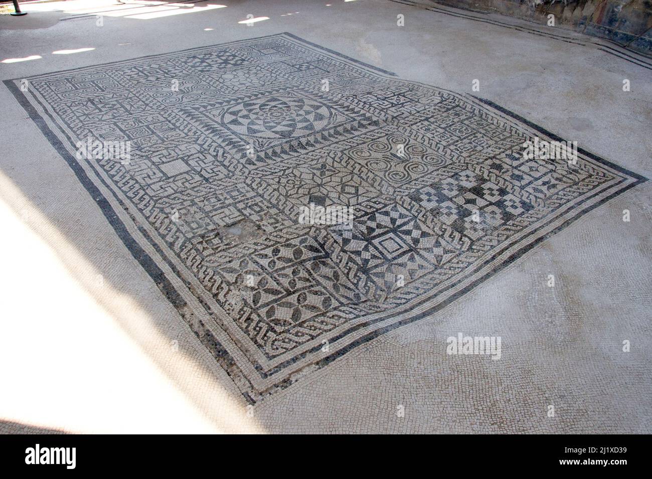 Sol en mosaïque restauré, lors de l'ouverture aux touristes de la 'Casa ...