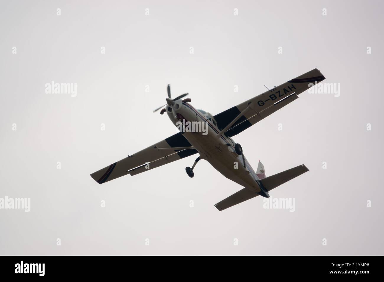 Cessna 208B Grand Caravan avion léger volant directement au-dessus de ...