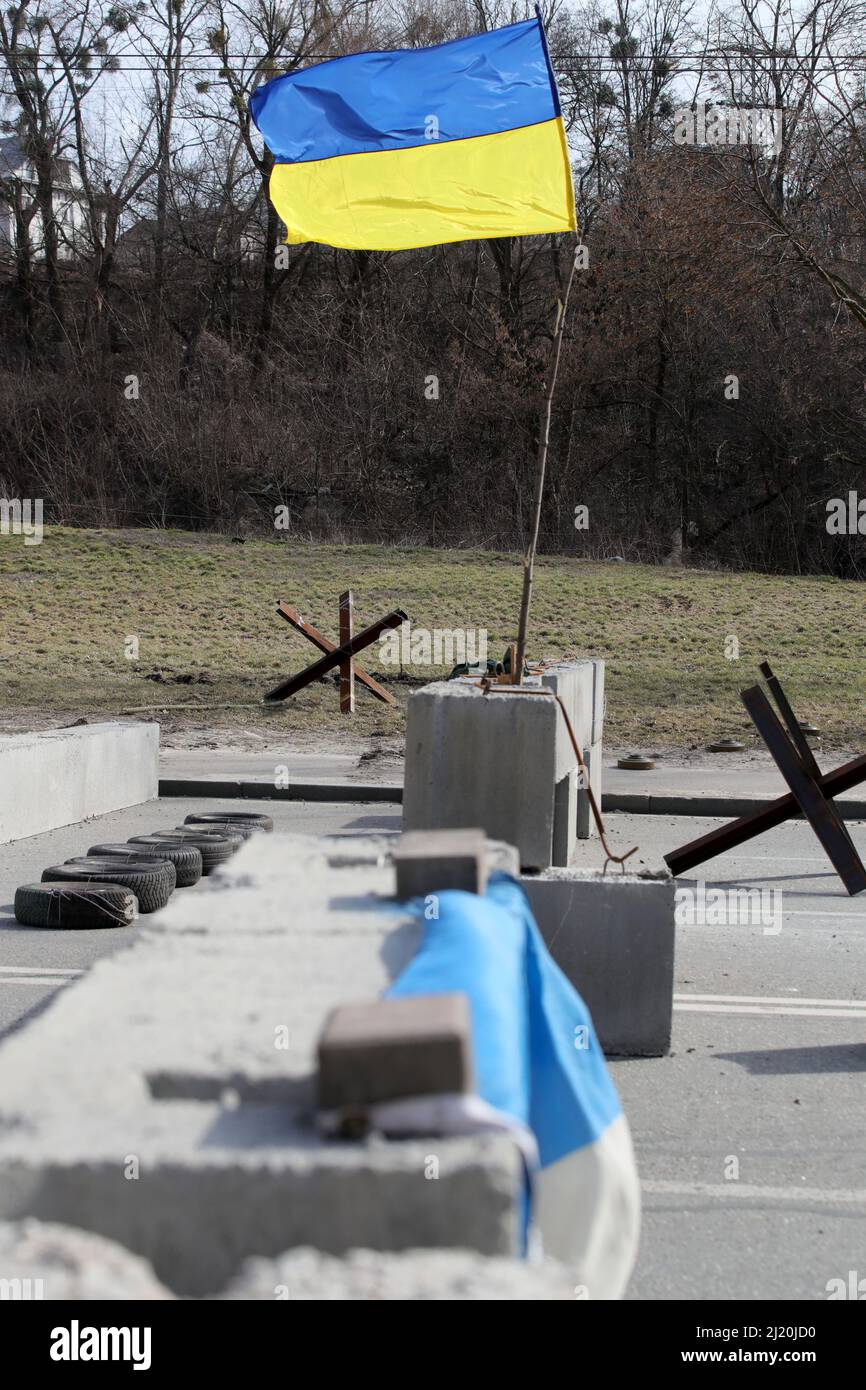 Un drapeau ukrainien vole à un barrage routier, Kiev, capitale de l ...