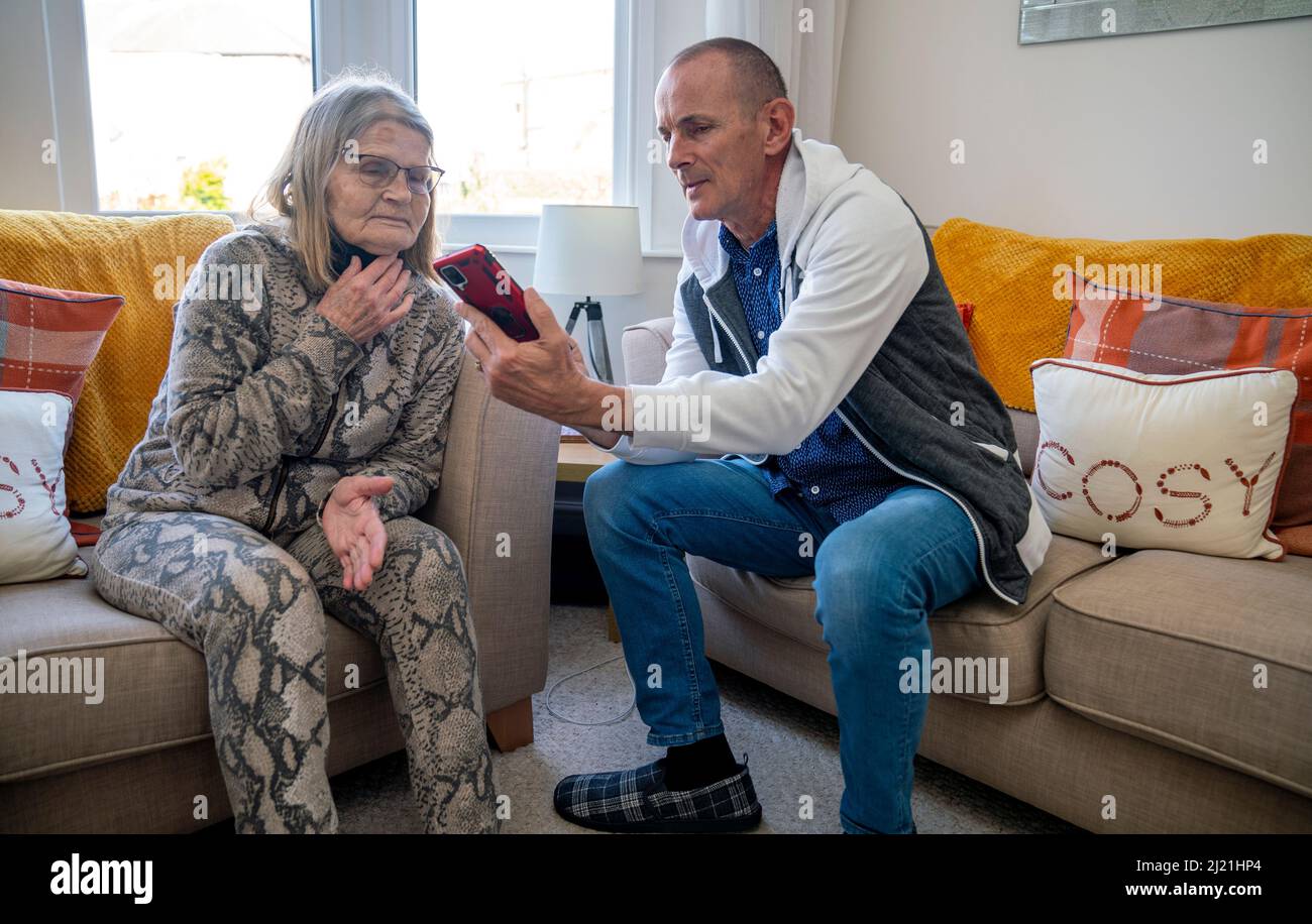Michael Felton avec sa belle-mère âgée Nadia, qui a quitté Kharkiv en ...